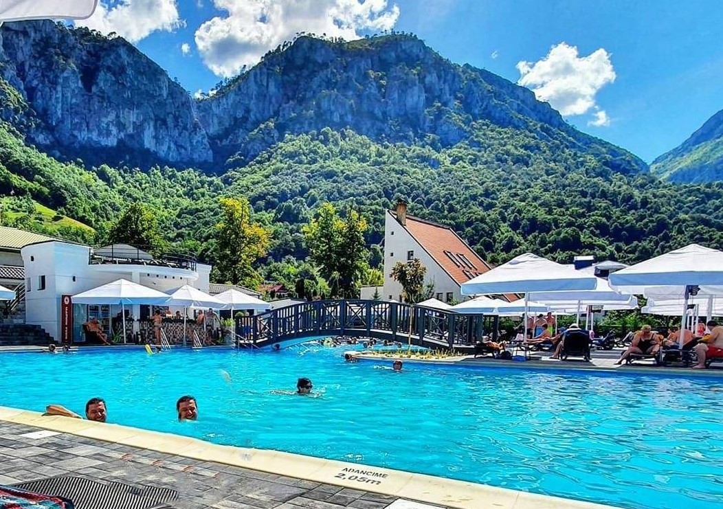 5 Ștranduri și piscine termale deschise în Băile Herculane ️